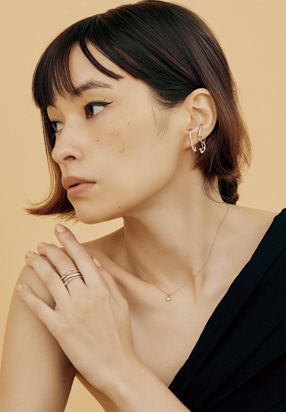 ete“ライナーカフ”で横顔にモダニティを｜【公式】オトナミューズ ウェブ（otona MUSE）