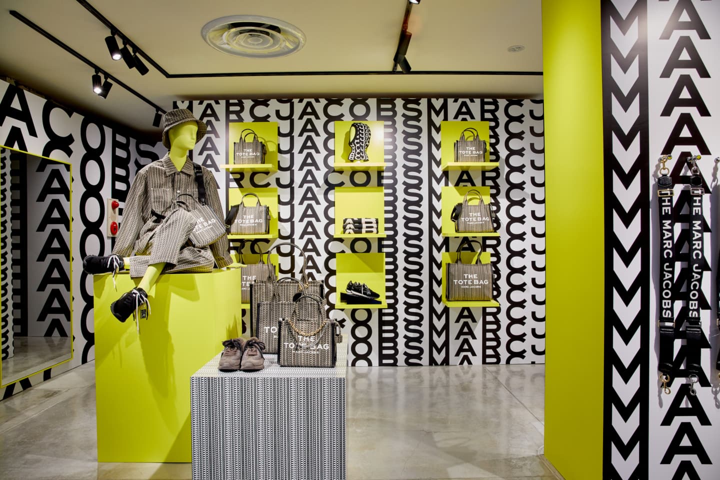 MARC JACOBSが最新コレクション「THE MONOGRAM 」の発売を祝して表参道に特別なポップアップをOPEN！｜【公式】オトナ ...