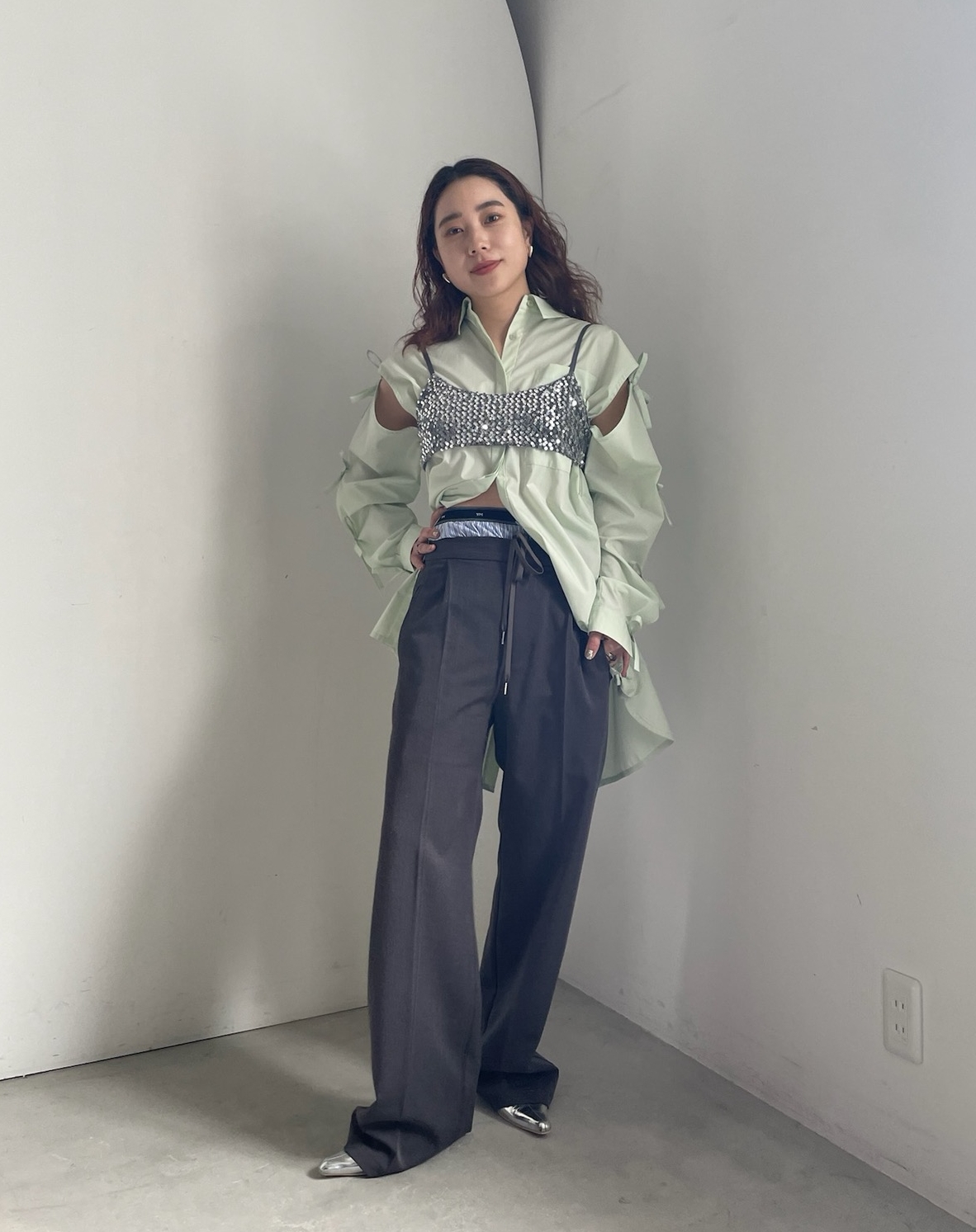 甘めシャツ×ぎんぎらぎんビスチェでエッジーに【365 DAYS SNAP】AMERI加藤優花さんの私服｜【公式】オトナミューズ ウェブ（otona MUSE）