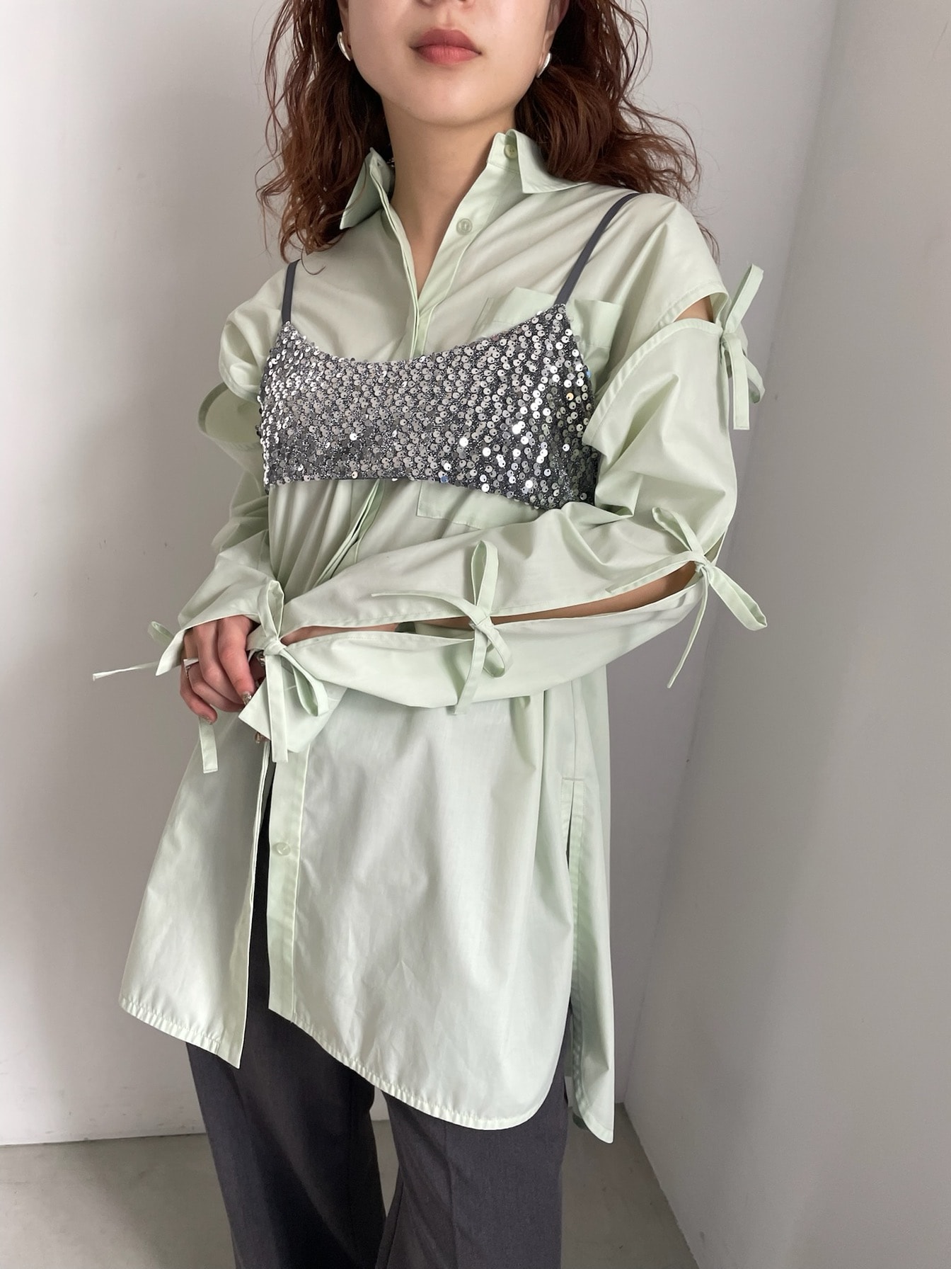 甘めシャツ×ぎんぎらぎんビスチェでエッジーに【365 DAYS SNAP】AMERI加藤優花さんの私服｜【公式】オトナミューズ ウェブ（otona MUSE）