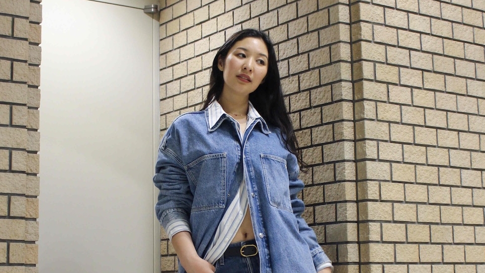 【おしゃれスナップ】デニムオンデニムは「肌見せ」と「シャツの重ね着」で素敵に｜Akiyo Watanabeさん｜【公式】オトナミューズ ウェブ ...