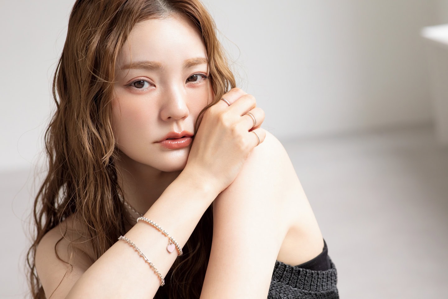 【40代スナップ】ワンピ×シルバーアクセ×日焼けチークで夏の肌見せを盛り上げる｜藤井明子さん｜【公式】オトナミューズ ウェブ（otona MUSE）