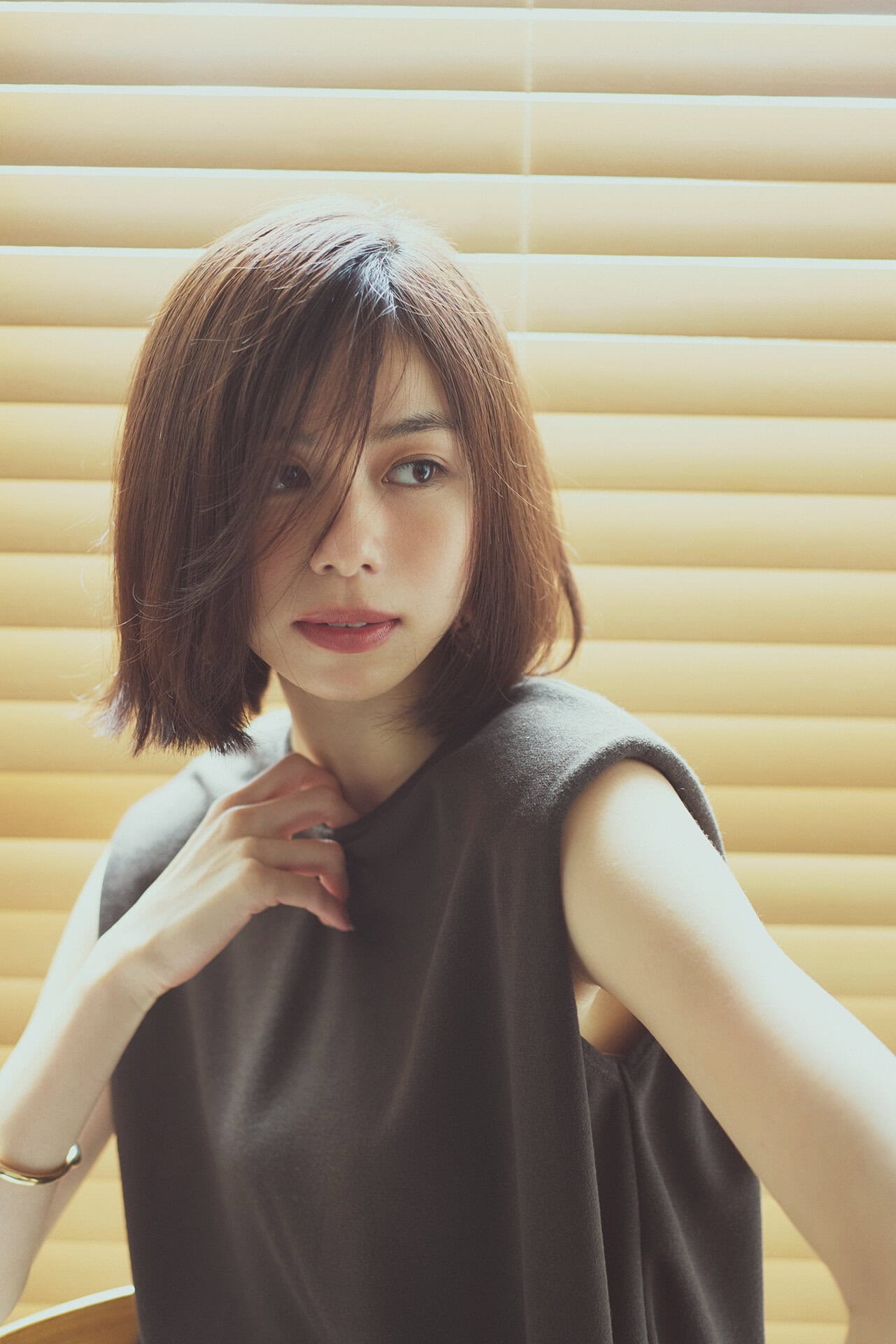 上品コーデには「赤リップを主役」×「前髪の毛束感」でシンプルなのに色気爆誕♡【旬顔メイク】｜【公式】オトナミューズ ウェブ（otona MUSE）